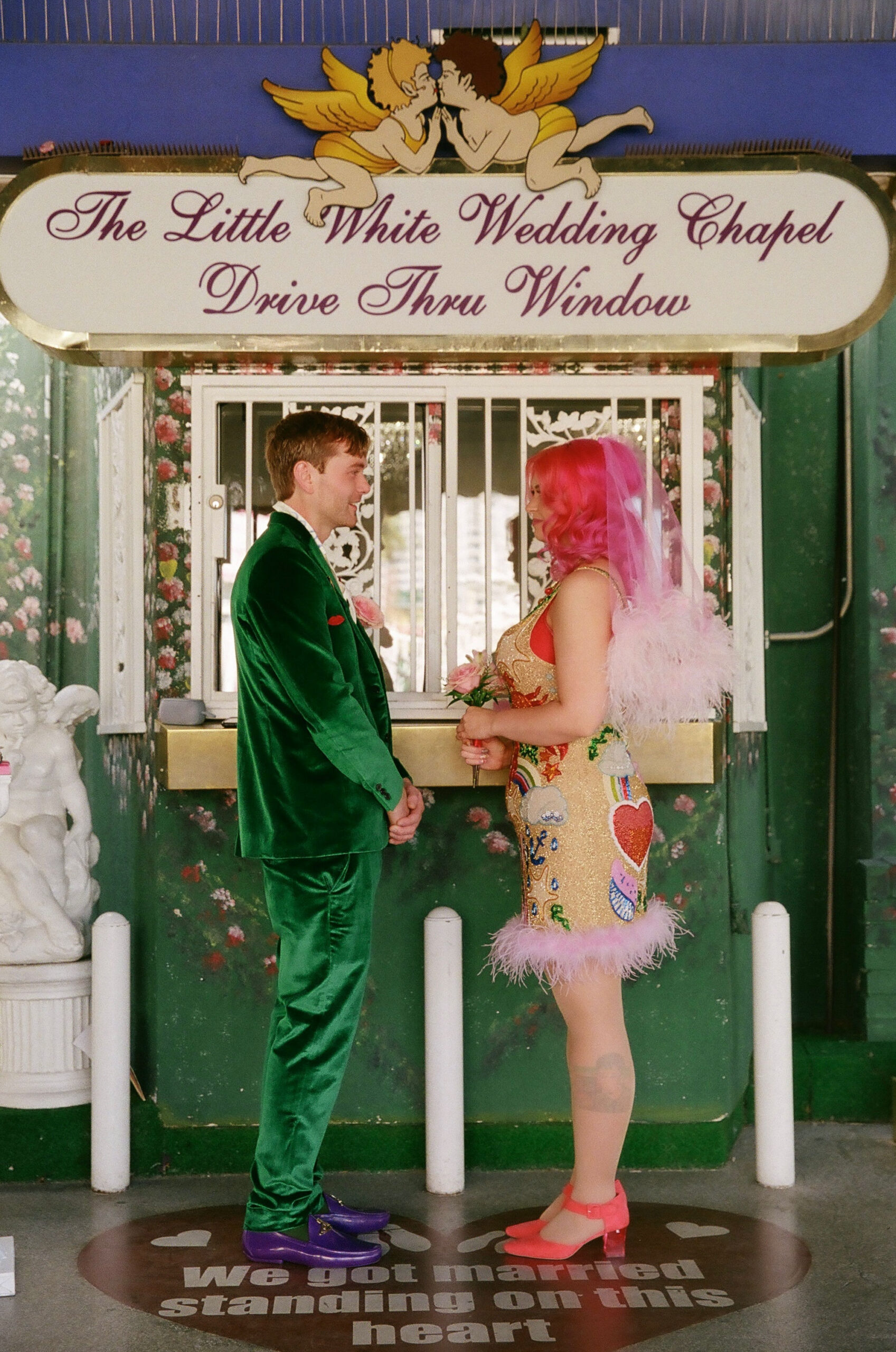 Vibrant Elopement Day in Las Vegas – Jemima + Josh - ofcolourandhue.com